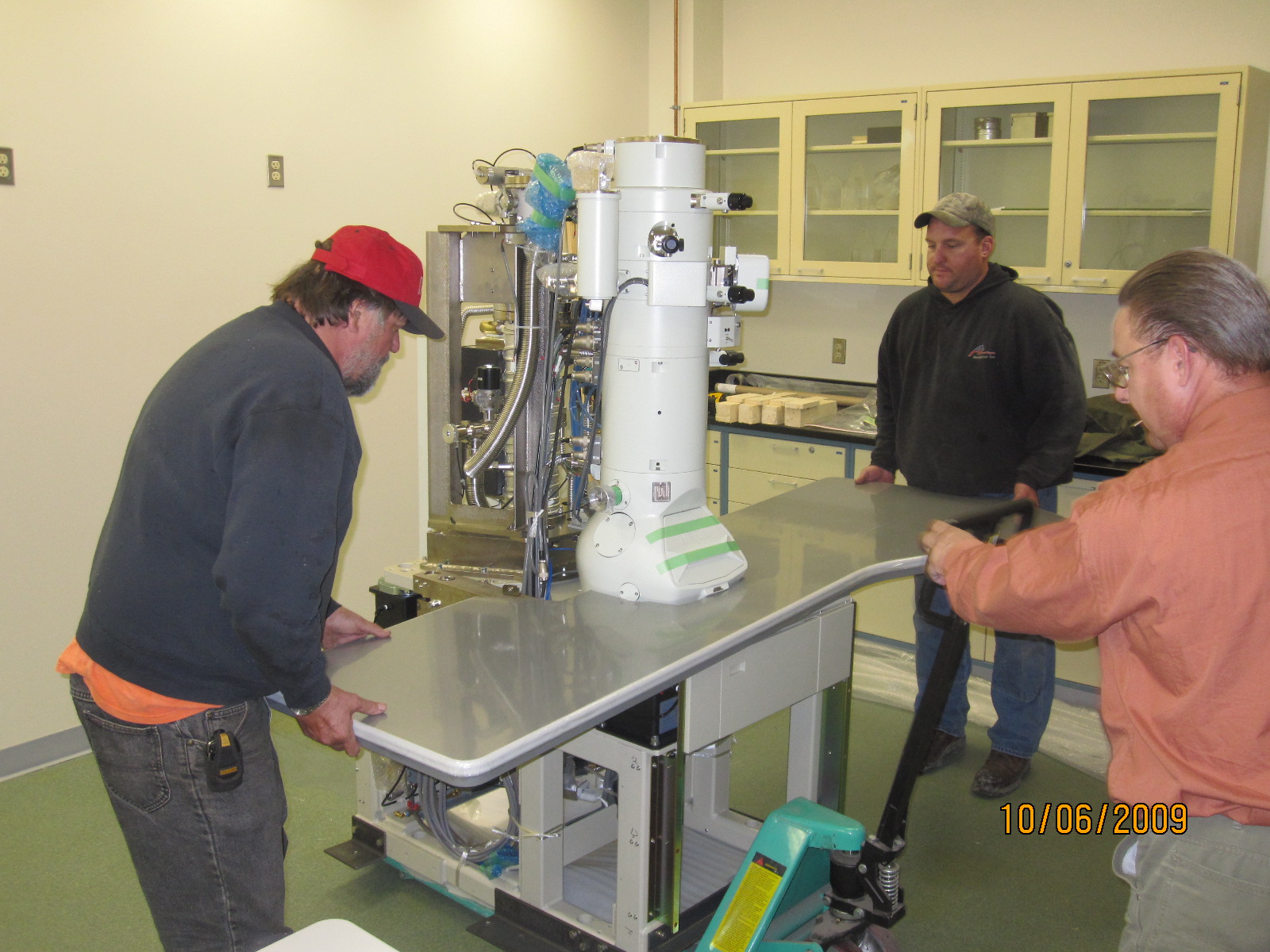 JEM-2100 Installation Photos | Electron Microscopy Core | NDSU